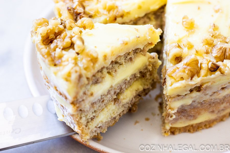 O espetacular bolo de nozes com baba de moça é perfeito para ocasiões ...